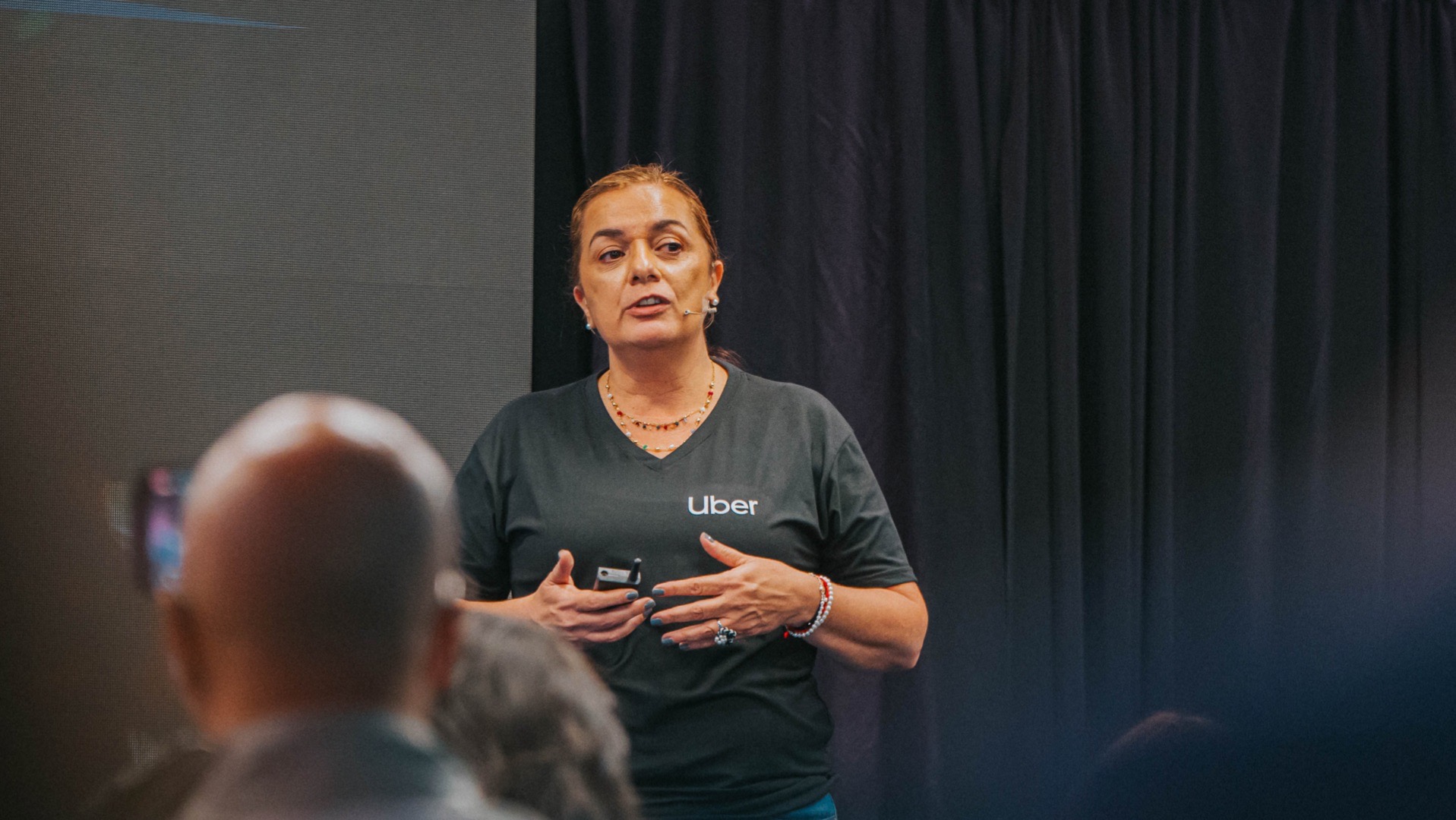 UBER apuesta a la movilidad sostenible; vehículos de la plataforma ...