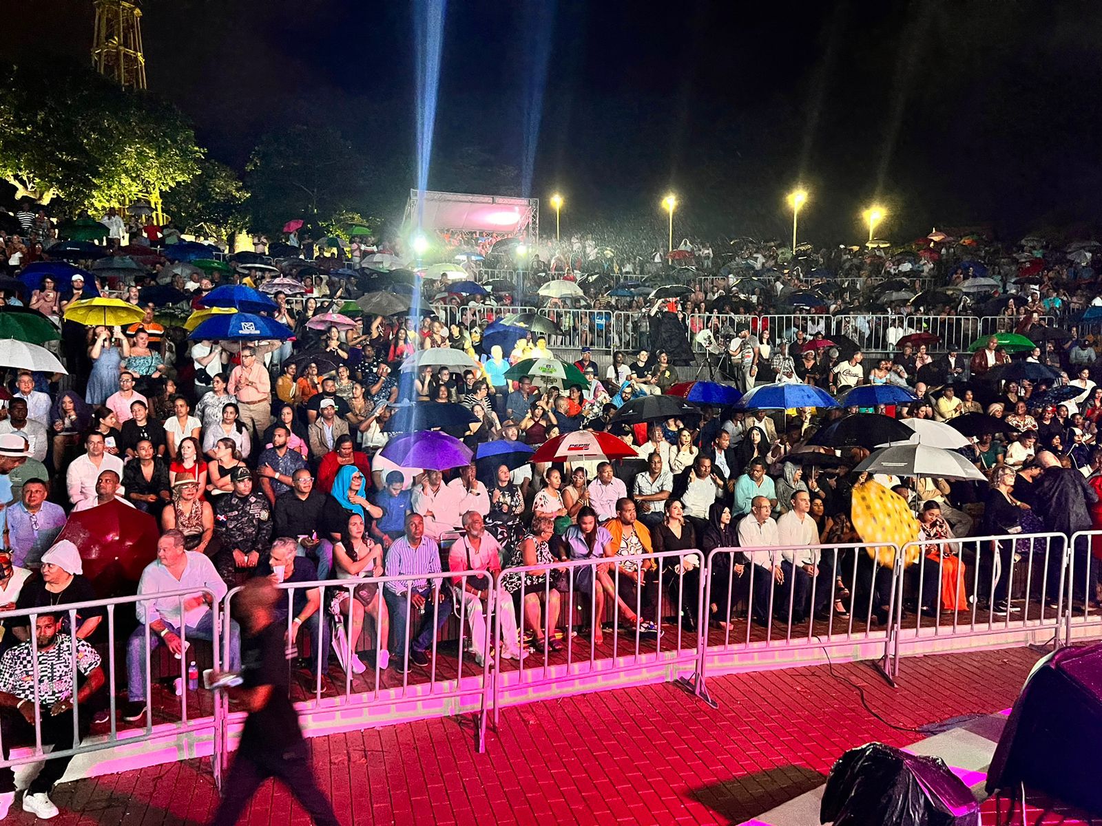 Miles desafían la lluvia y gozan apertura de festival mundial de ...