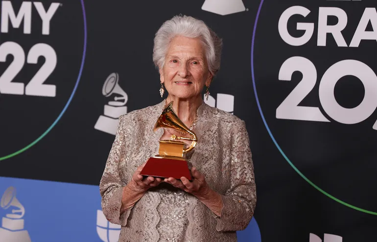 Cantante cubana Ángela Álvarez de 95 años se lleva el Latin Grammy a ...