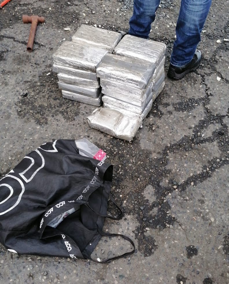Descubren 24 paquetes presumiblemente cocaína escondidos en piso de ...