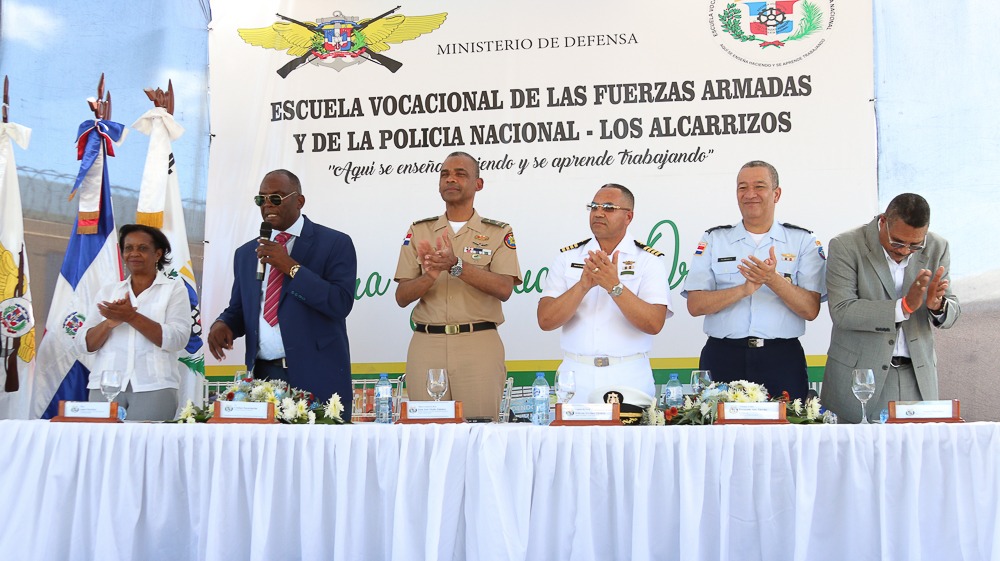 Jóvenes de Los Alcarrizos se gradúan de carreras técnicas en Escuela ...