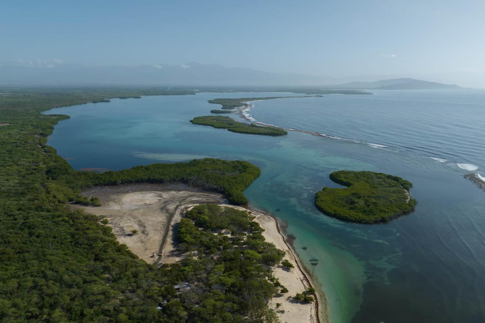 Rechazan instalación de barcazas en playas y manglares de Azua – El ...
