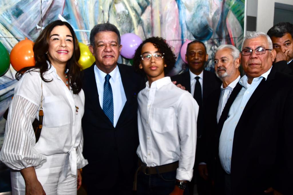 (VIDEO) Decenas de personas acuden a Funglode para felicitar a Leonel ...