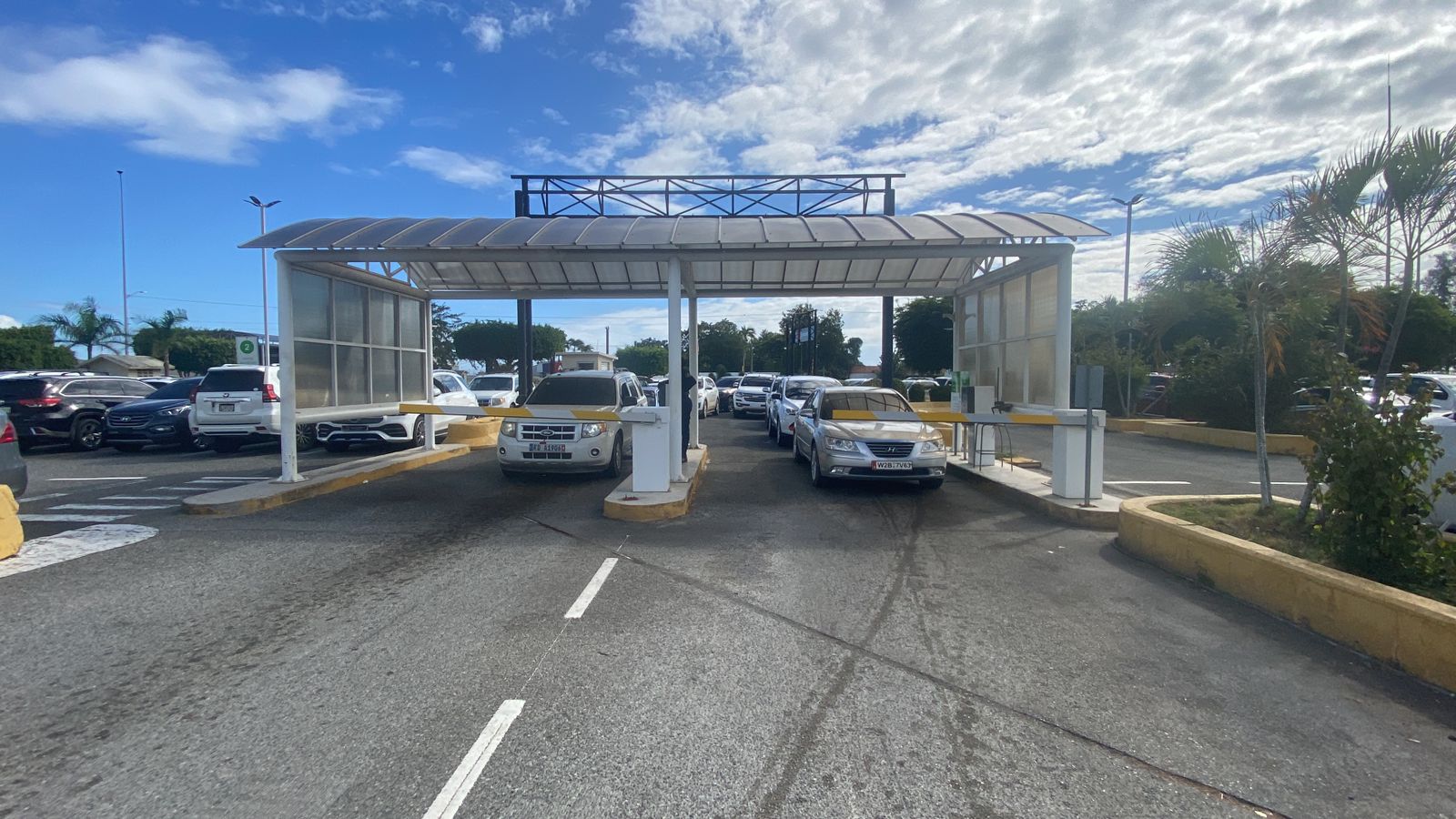 (VIDEO) Parqueo del AILA continúa abarrotado ante llegada de miles de ...