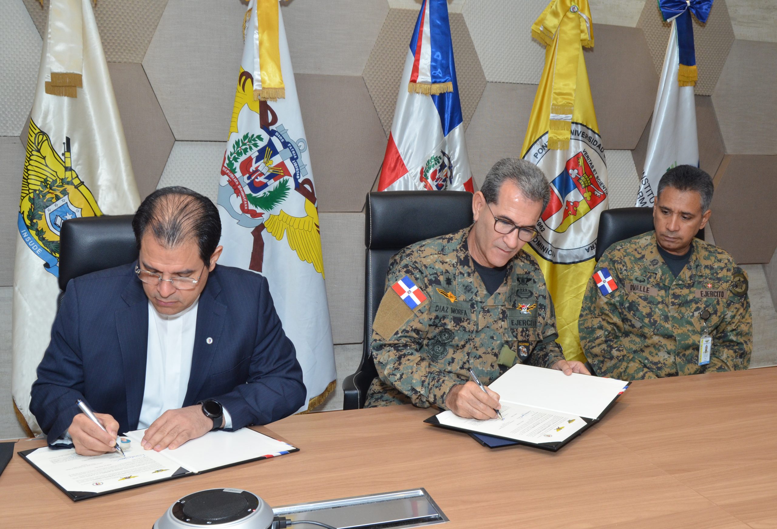 PUCMM dará facilidades de becas a militares – El Nuevo Diario ...