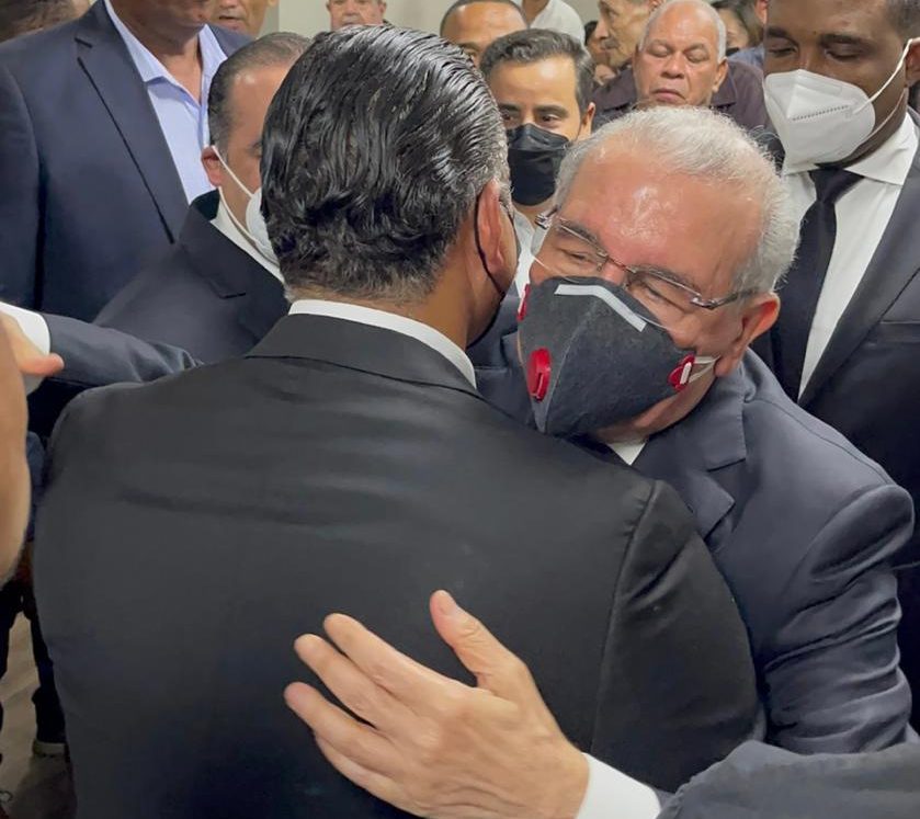 Danilo Medina acude a funeraria donde son expuestos restos del padre de ...