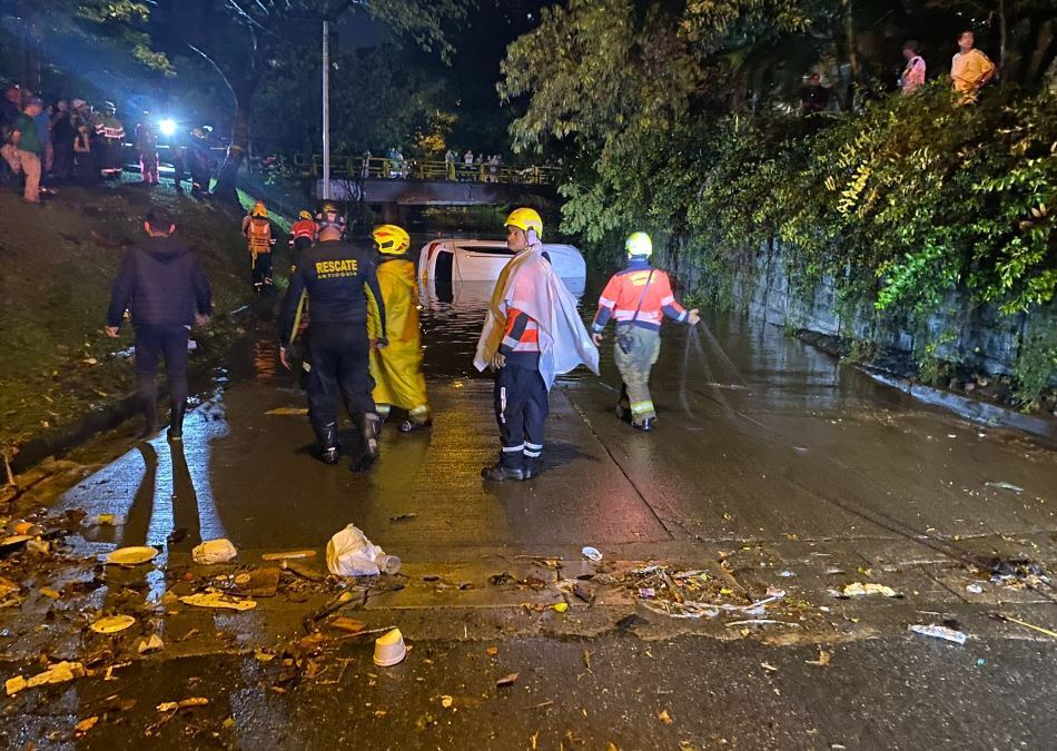 Torrenciales Lluvias Dejan Dos Muertos Y 23 Heridos En Medellín El