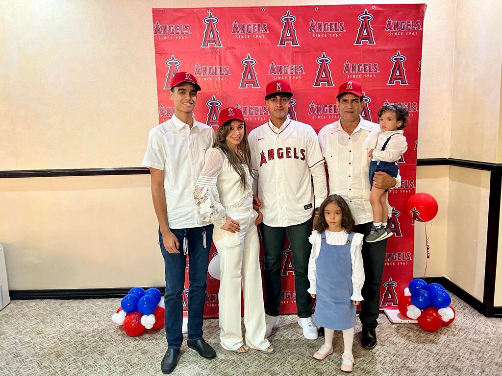 Pitcher ocoeño Ubaldo Soto firma con Anaheim Angels