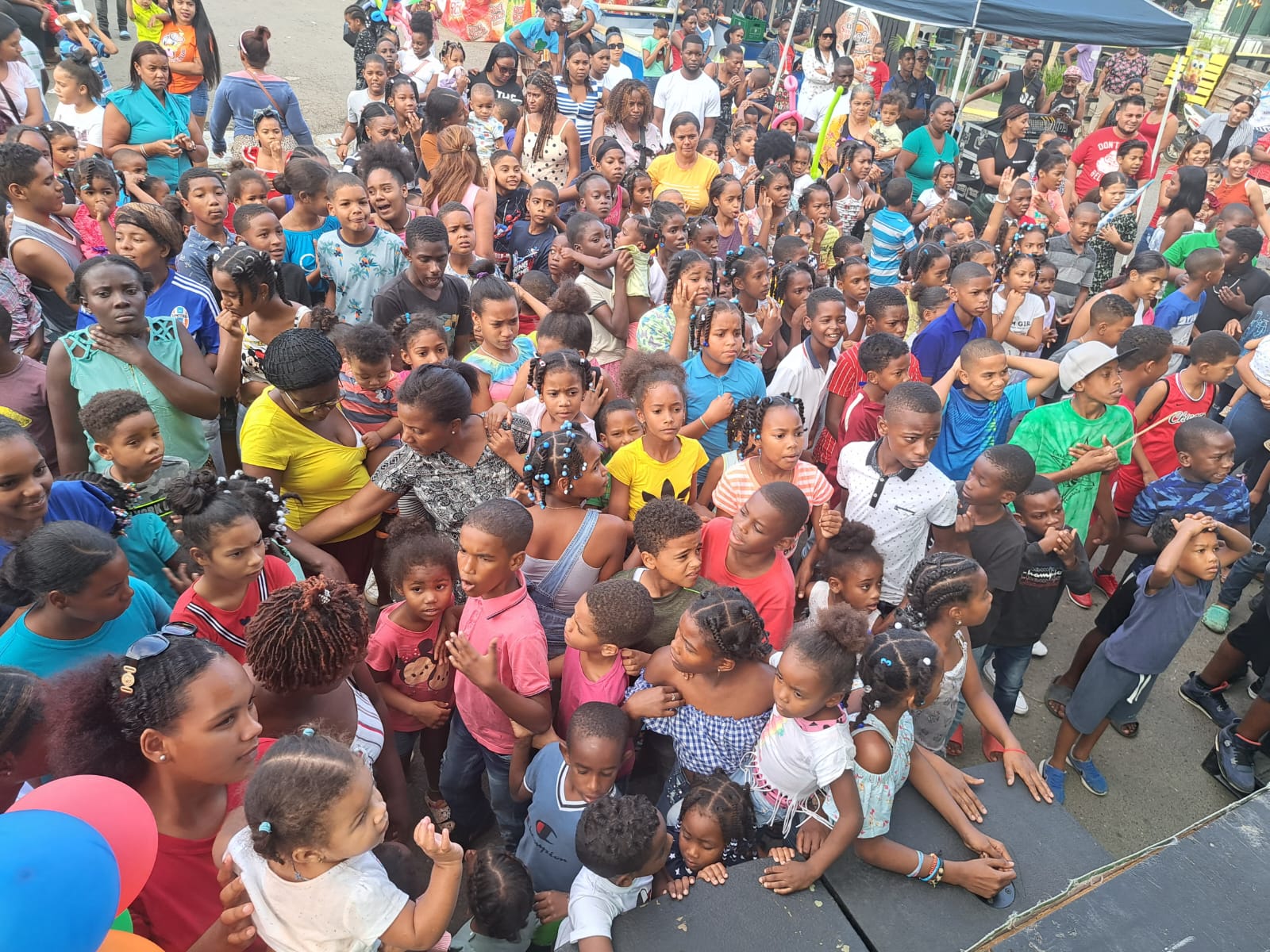 Juan Hubieres y Celiné Castro llevan tarde de alegría a niños y niñas ...