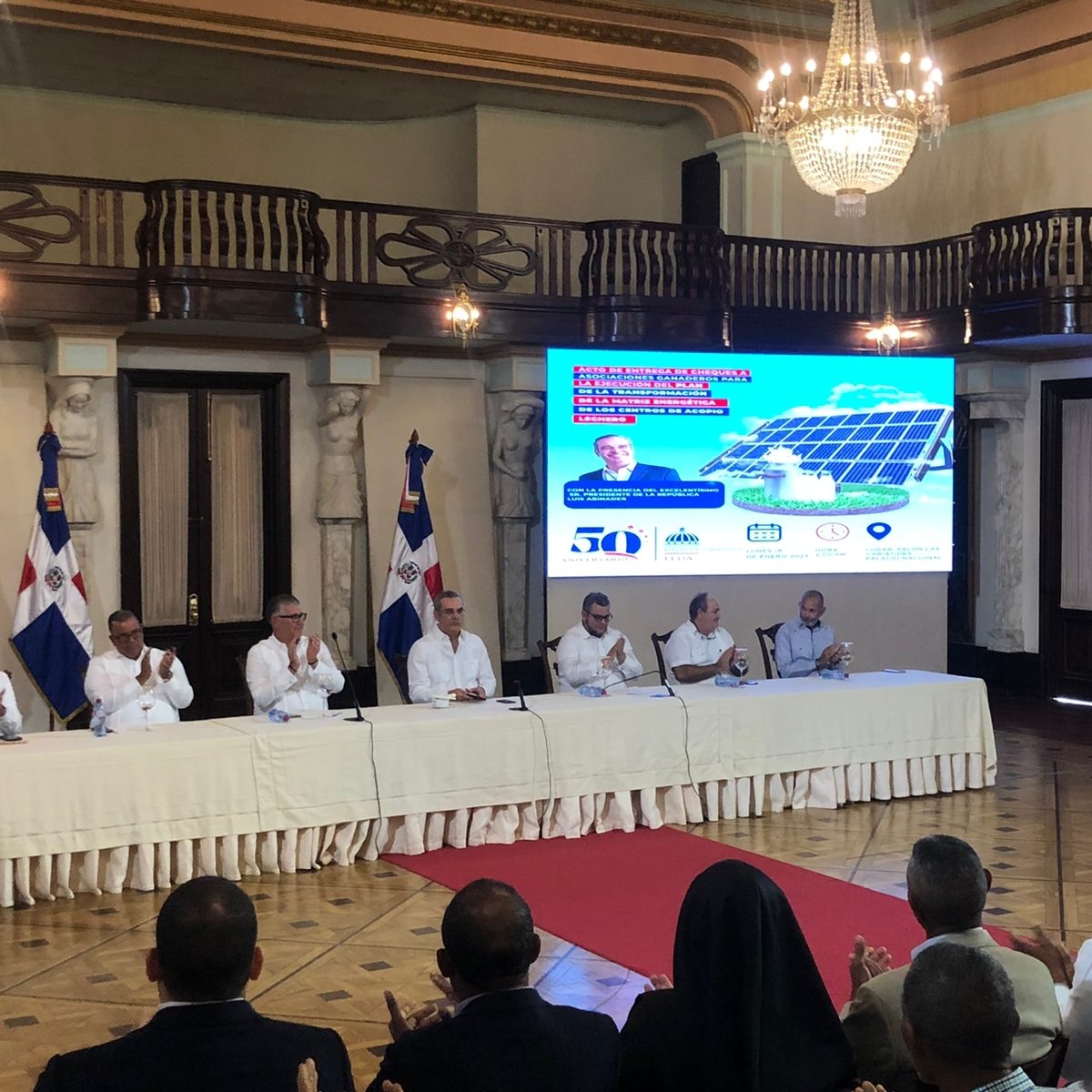 Gobierno entrega cheques a centros de acopio que cambiarán energía ...