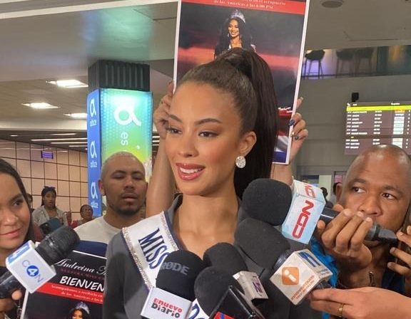 (VIDEO) Andreína Martínez a su llegada: «Yo trabajé para ganar y llevar ... (VIDEO) Andreína Martínez a su llegada: «Yo trabajé para ganar y llevar ...