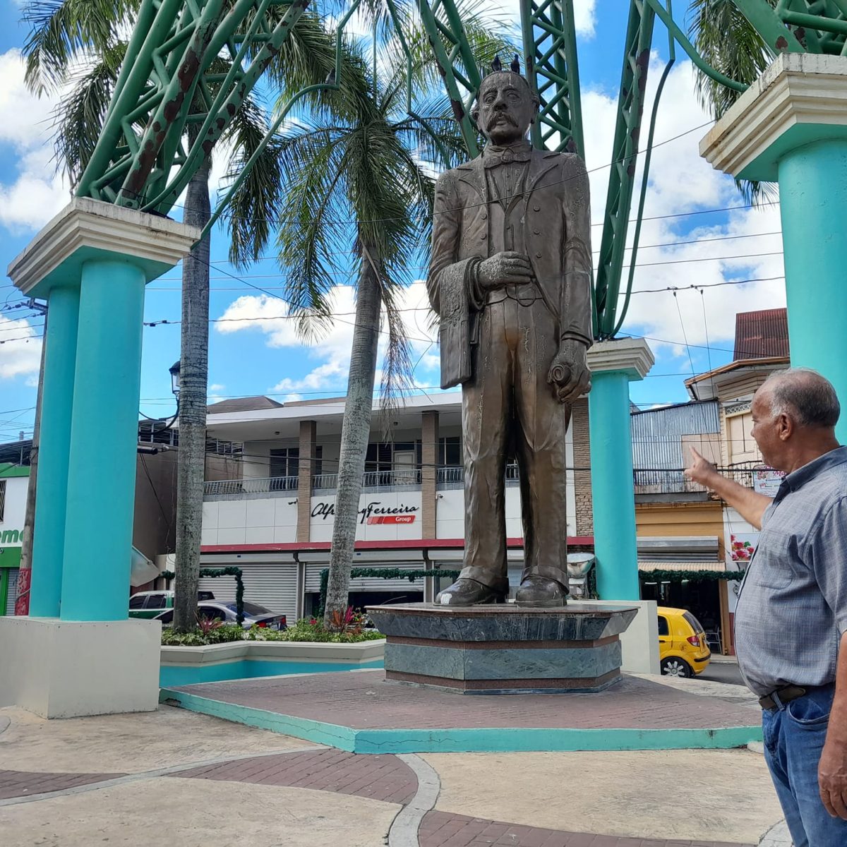Estatua de Juan Pablo Duarte en parque de Moca está llena de materia fecal de palomas