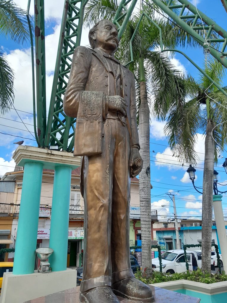 Estatua de Juan Pablo Duarte en parque de Moca está llena de materia fecal de palomas