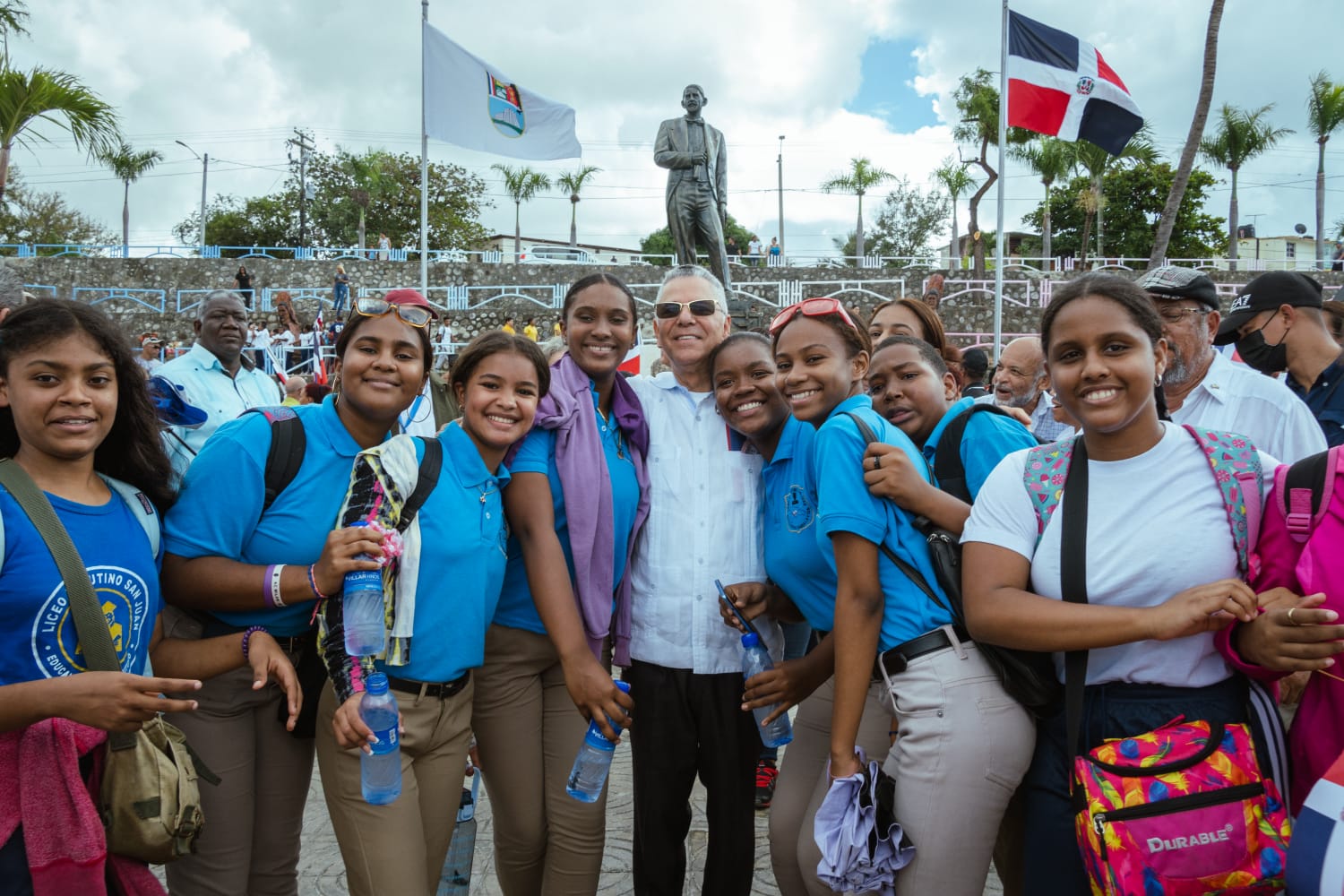 En Villa Duarte, alcalde Manuel Jiménez entrega estatua y plazoleta ...