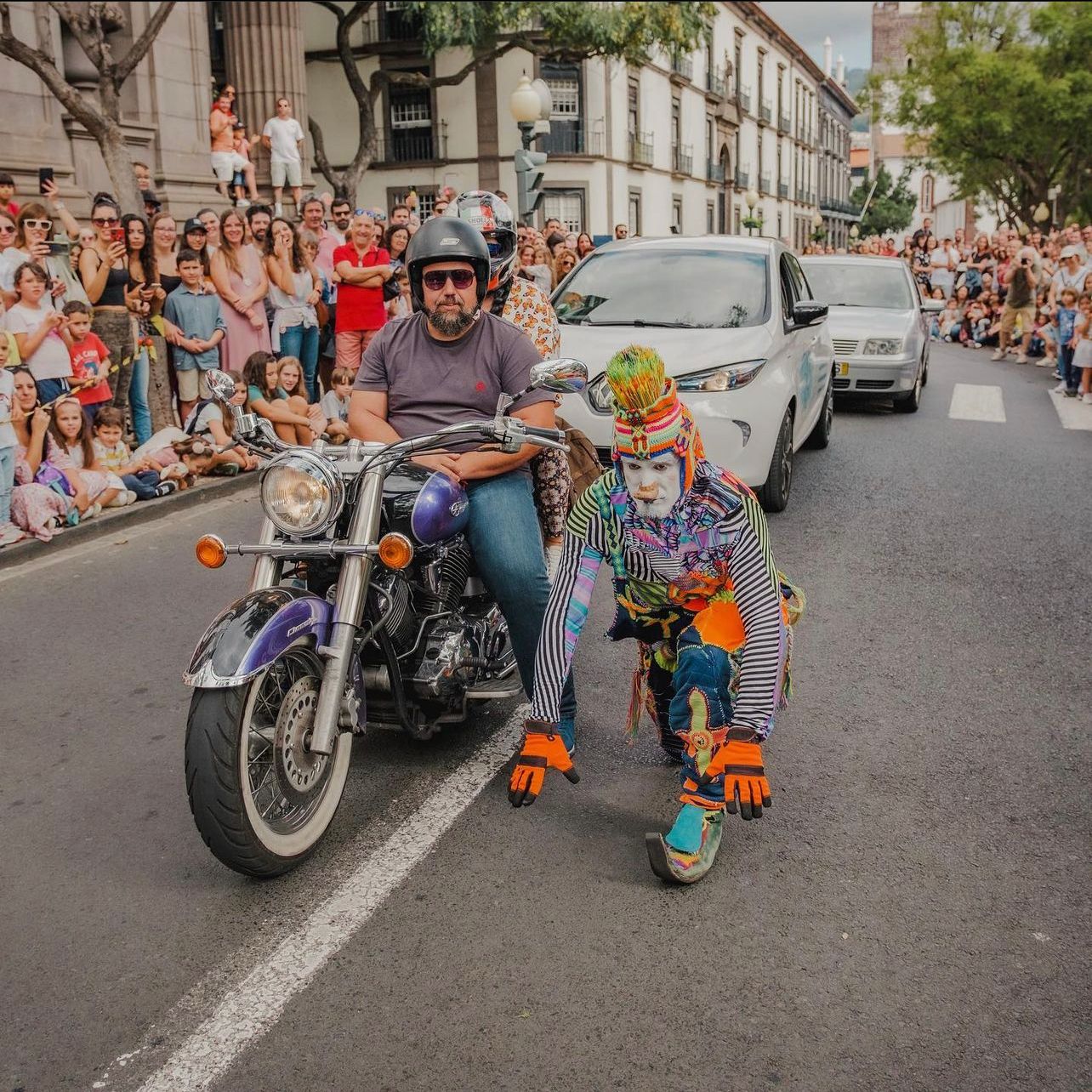 ¿Conoces a Karcocha, el arlequín moderno que viaja por el mundo y atrae ...