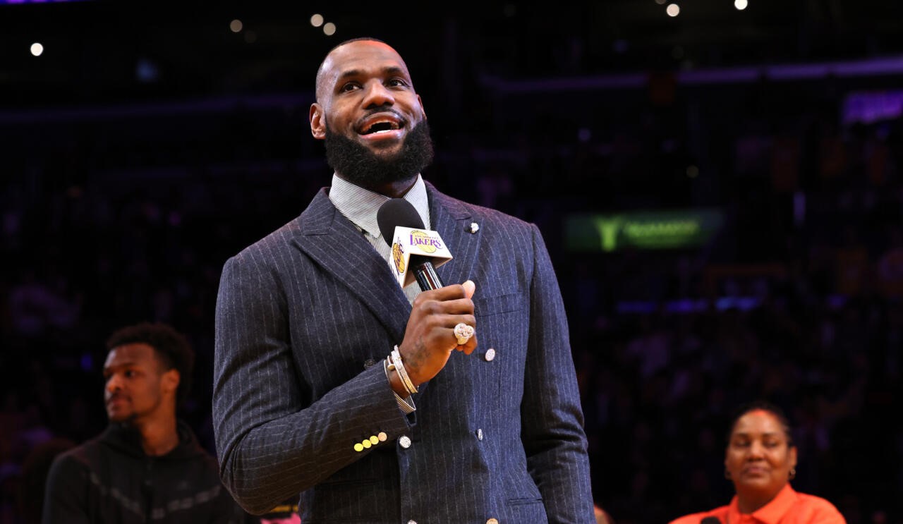 Los Lakers homenajean a LeBron pero no pueden con los Bucks – El Nuevo ...