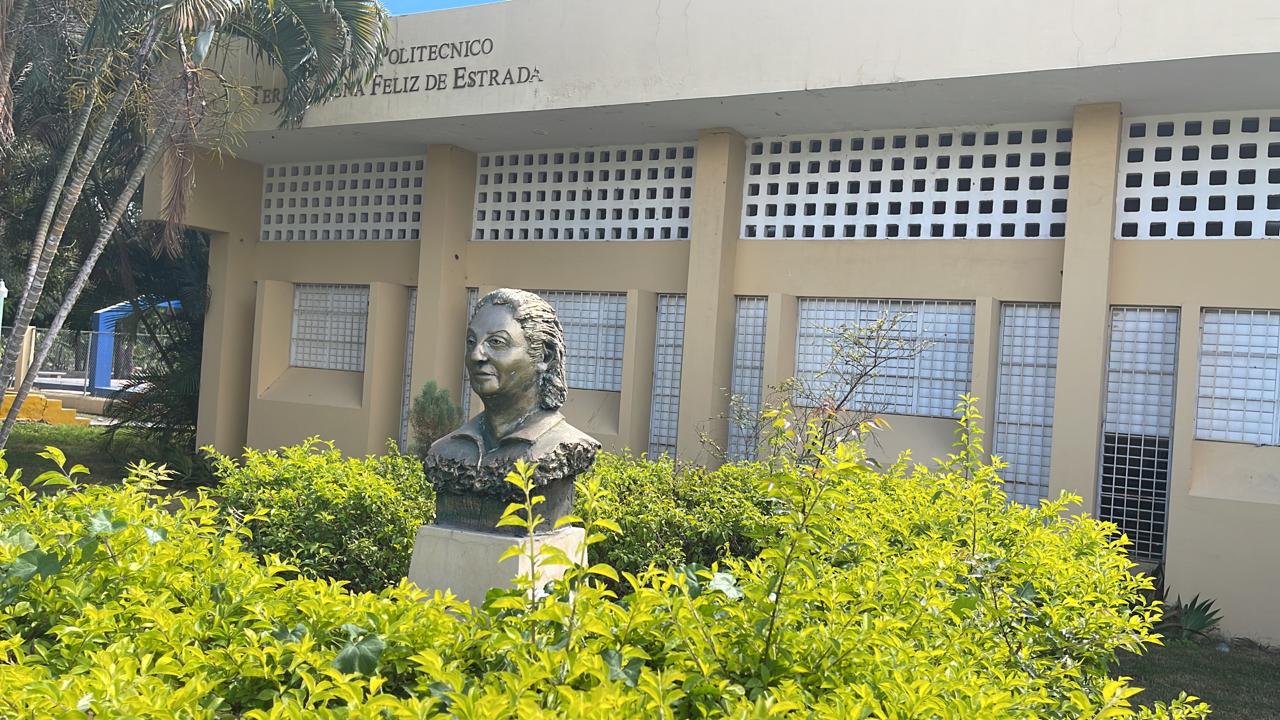 (VIDEO) Desmayo de estudiantes por humareda en politécnico de Azua ...