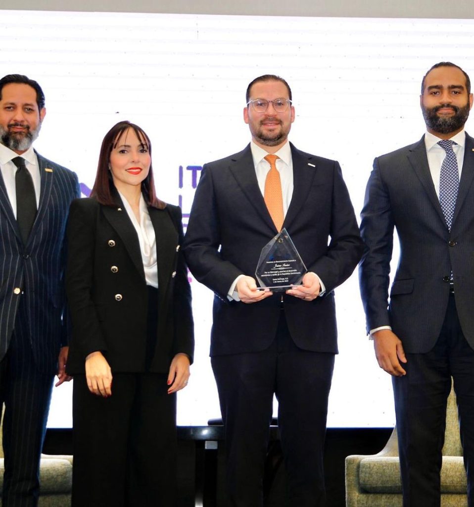 Entregan reconocimientos por trayectoria en liderazgo y aporte al ...