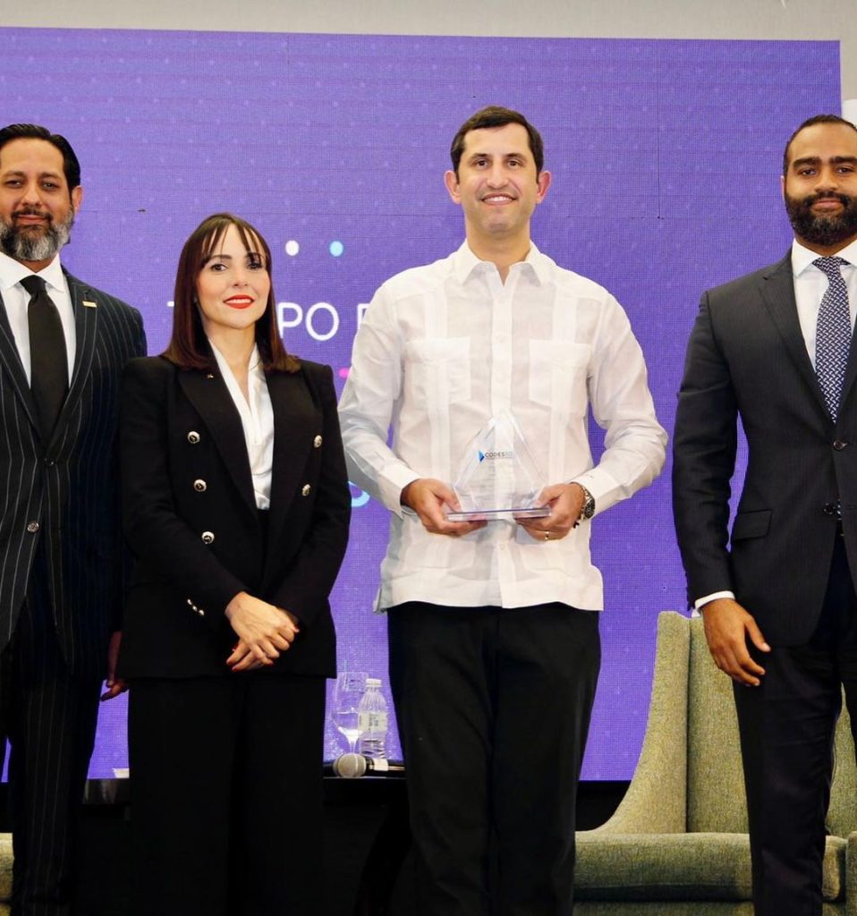 Entregan reconocimientos por trayectoria en liderazgo y aporte al ...