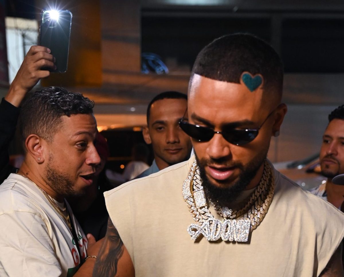 Dj Adoni toma el control de la industria ahora como cantante al ritmo ...