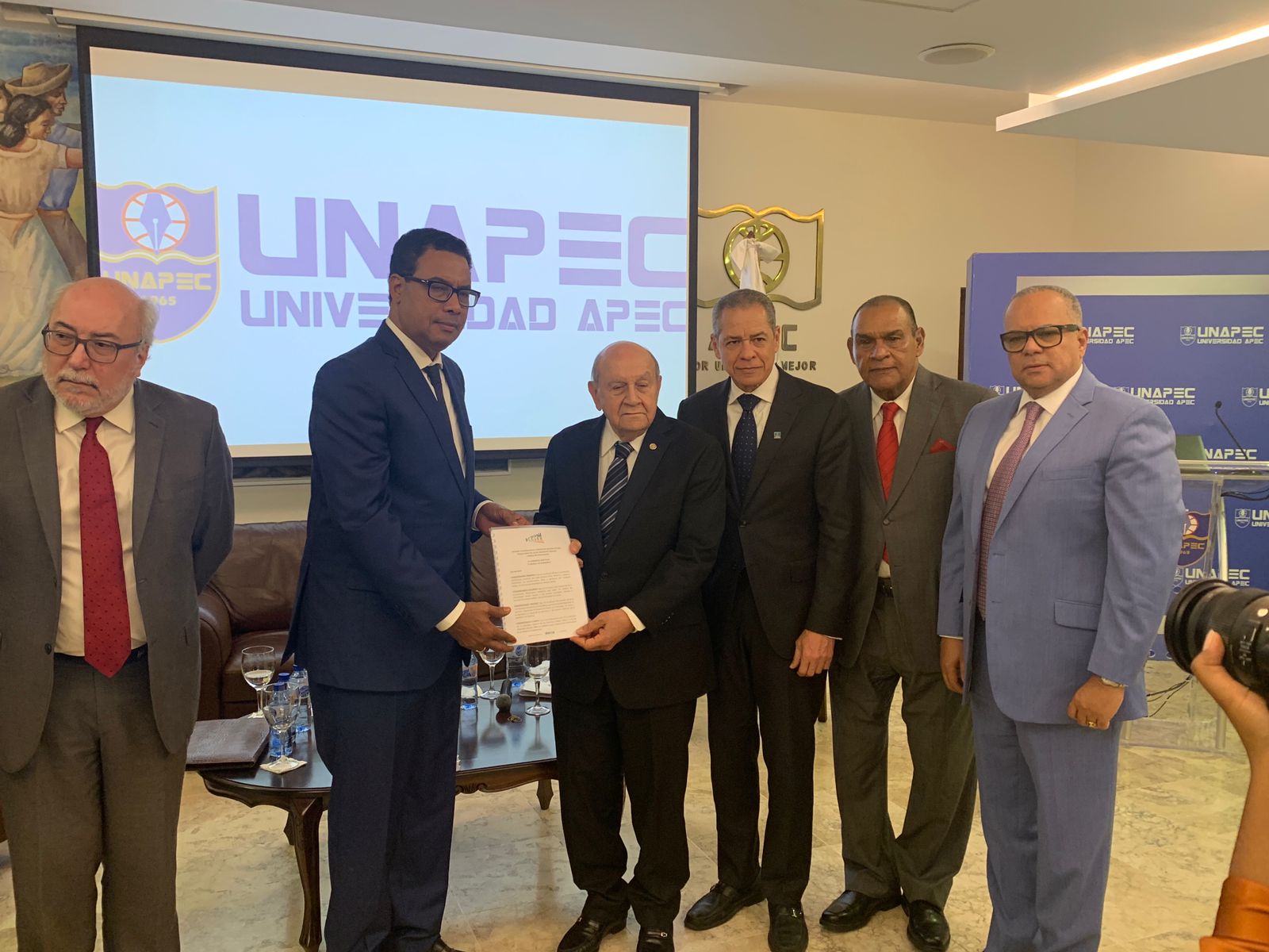 Comisión entrega a las autoridades de APEC ejemplar del proyecto de ...