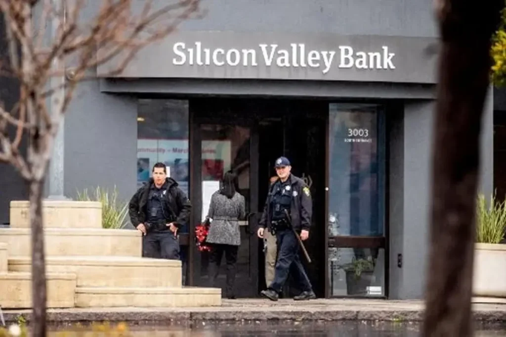 La debacle del Silicon Valley Bank repercute en bancos dentro y fuera ...