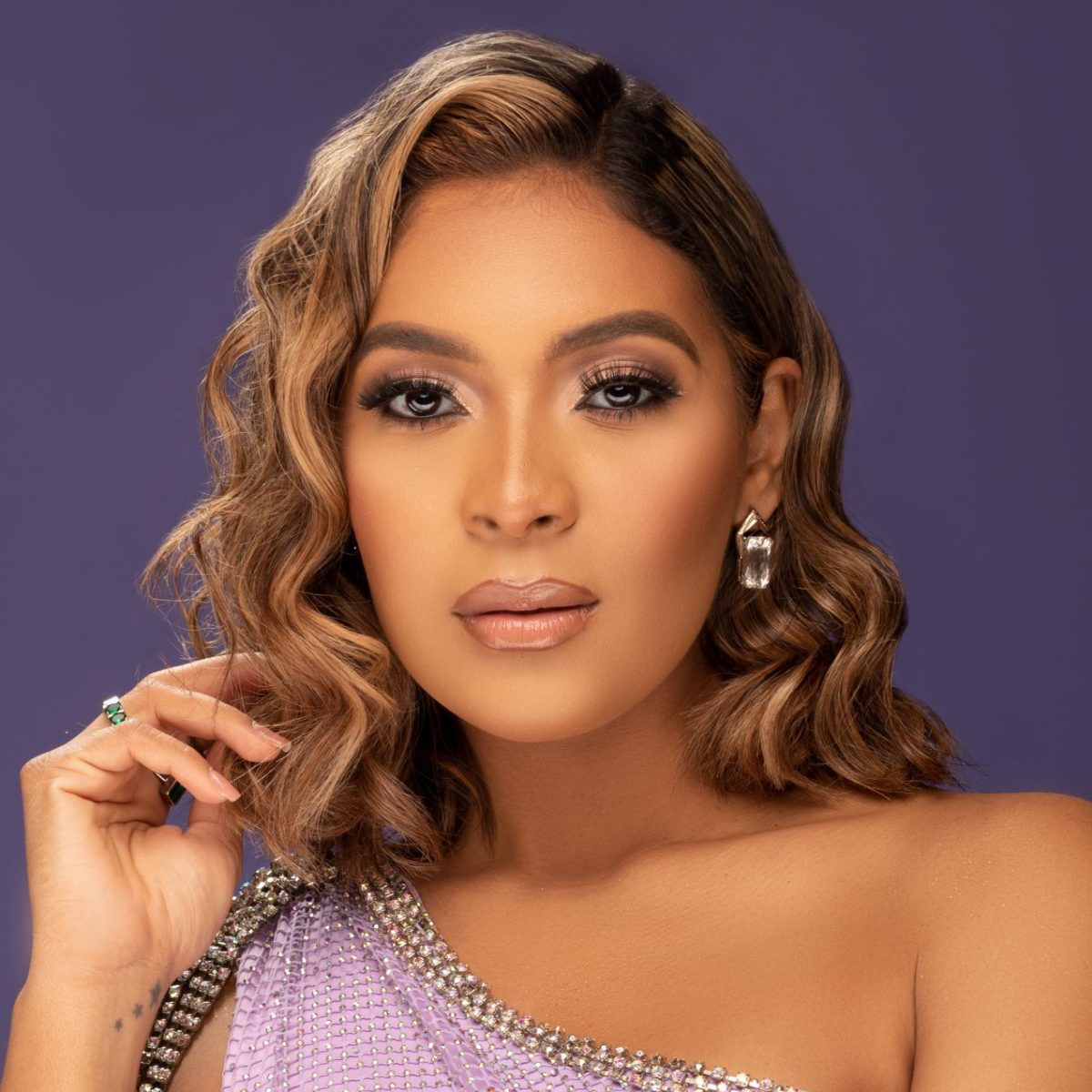 Lady Álvarez diversifica su carrera; entra a la radio – El Nuevo Diario ...