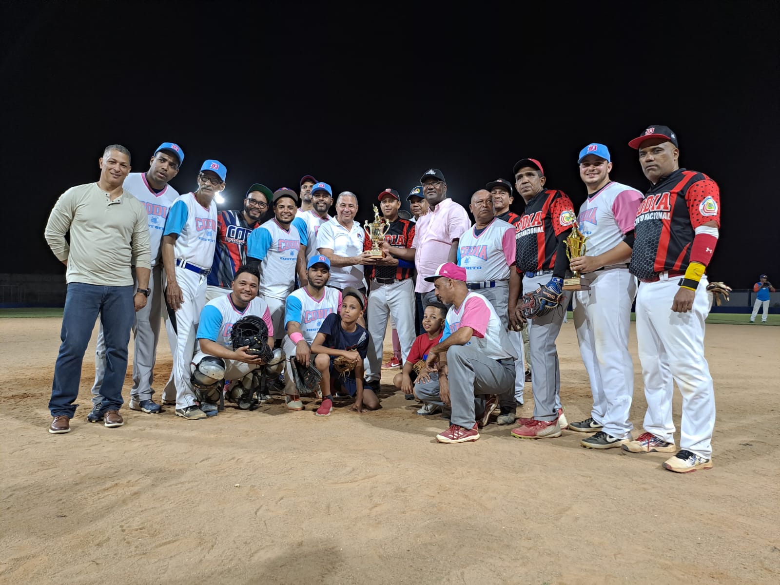 Codia inaugura modernas luces led en el estadio de softbol de su casa ...