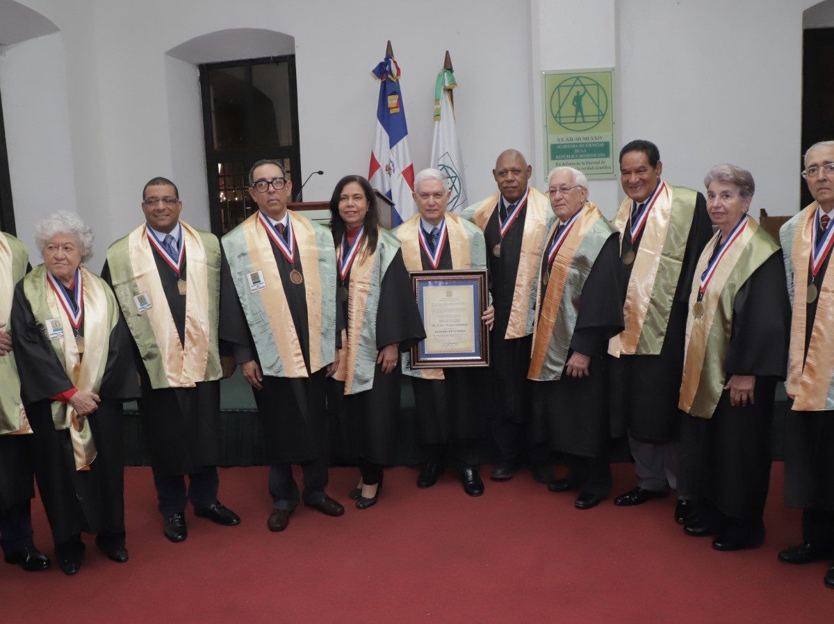 Academia de Ciencias inviste al escritor Juan Puello Herrera como ...