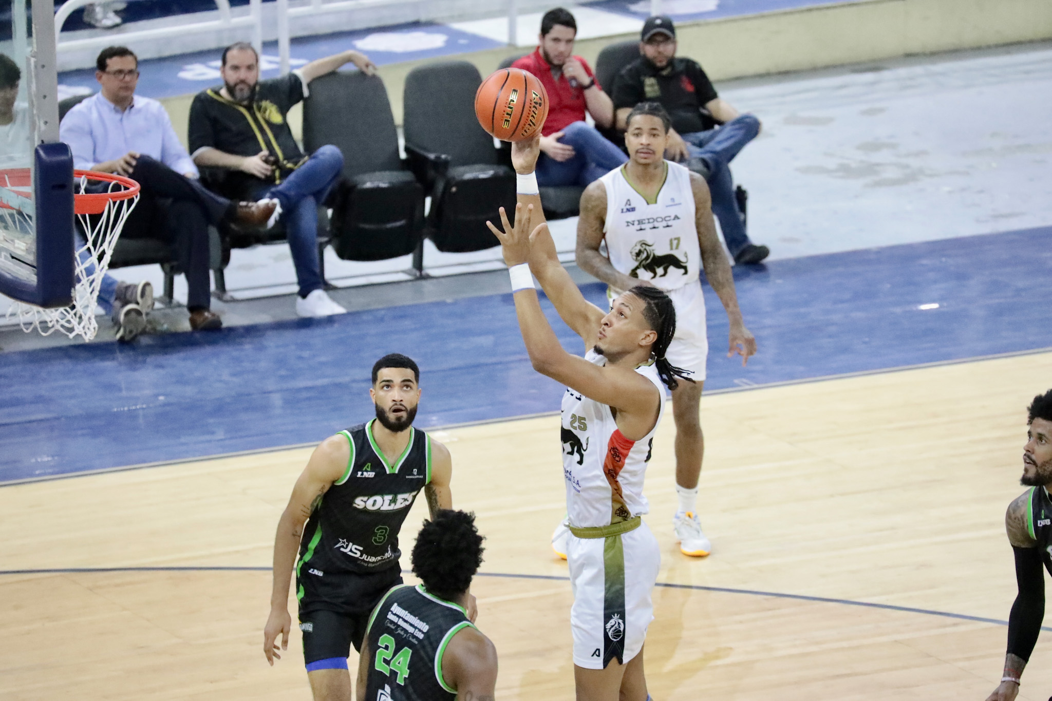 Faust y Quezada conducen victoria del campeón Leones sobre Soles de SDE ...