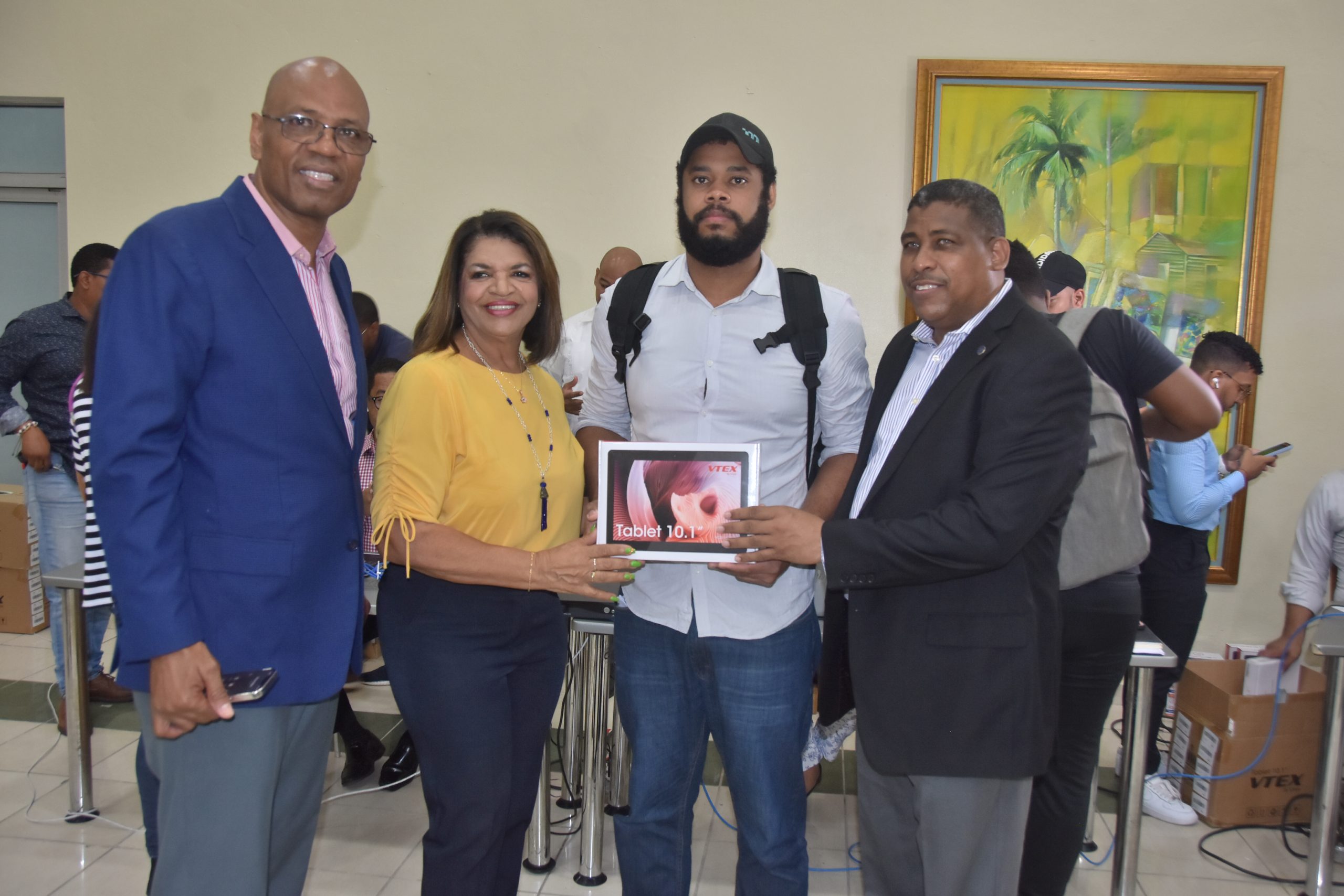 La UASD entrega miles de tabletas electrónicas durante jornadas ...