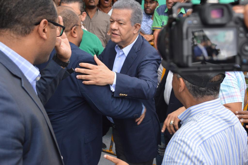 (VIDEO) Leonel inaugura nuevo local en Villa María; informa casas del ...