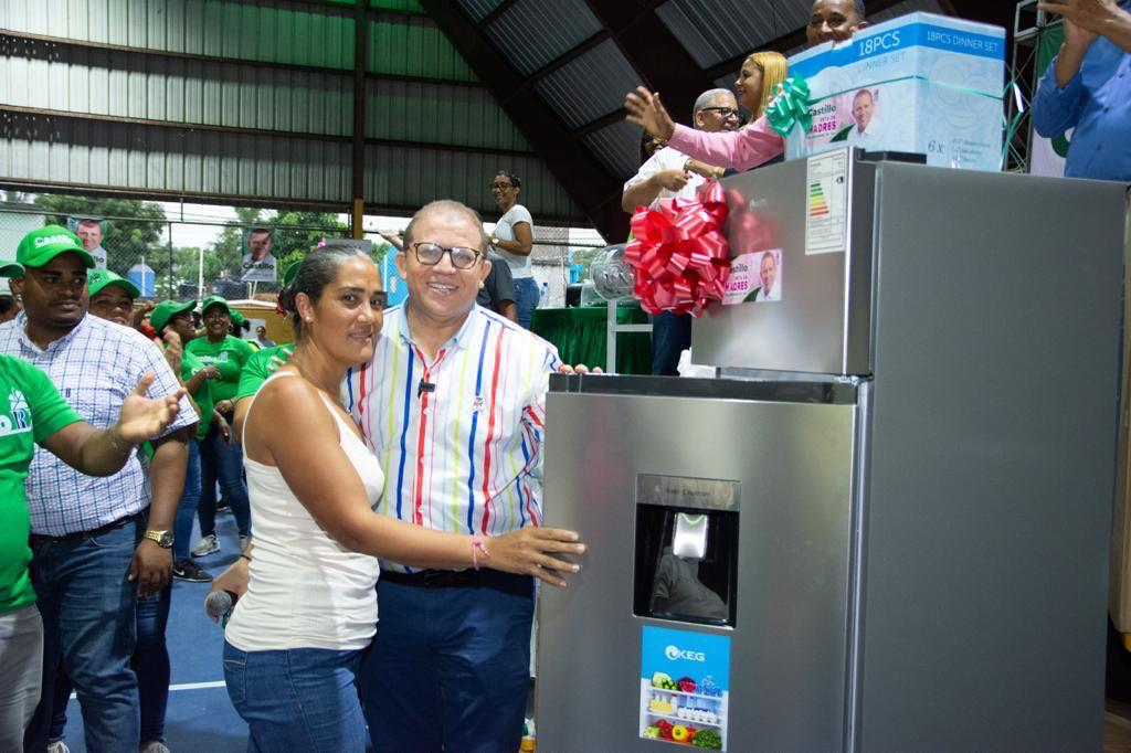 Diputado Rafael Castillo informa agasaja a madres en Santo Domingo Este ...