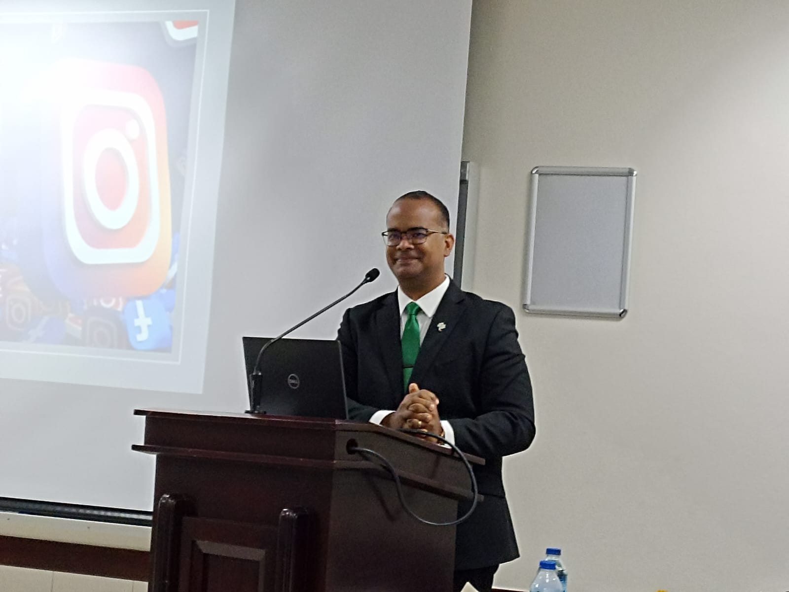 Panelistas destacan importancia del árbol genealógico para conocer ...