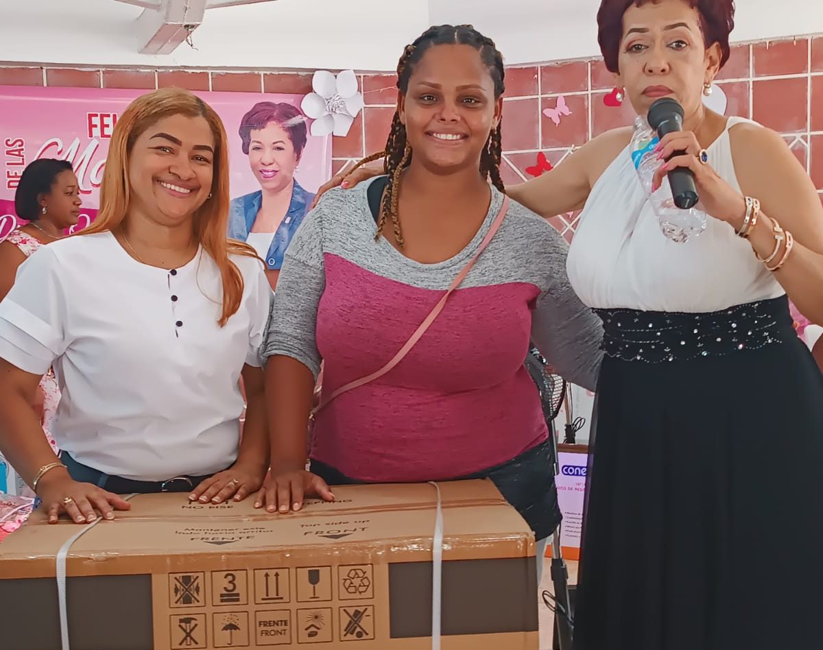 Diputada Dulce Quiñones agasajea a mujeres de Boca Chica en Día de las ...