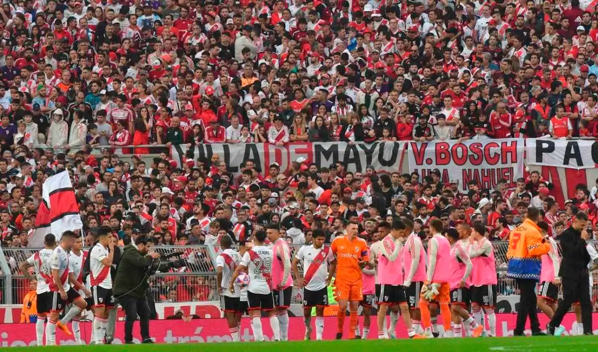 Un hincha muere al caer de tribuna y es suspendido partido de River con ...
