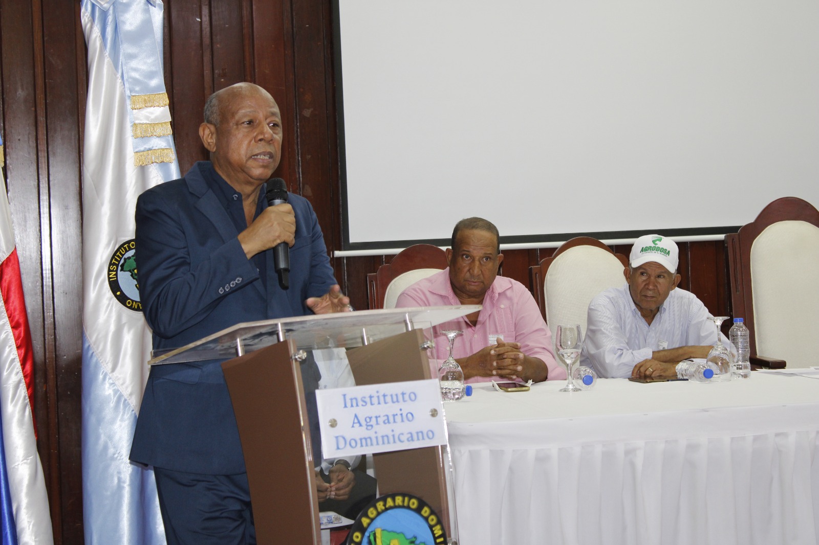 Director IAD trata con parceleros sobre producción y comercialización ...