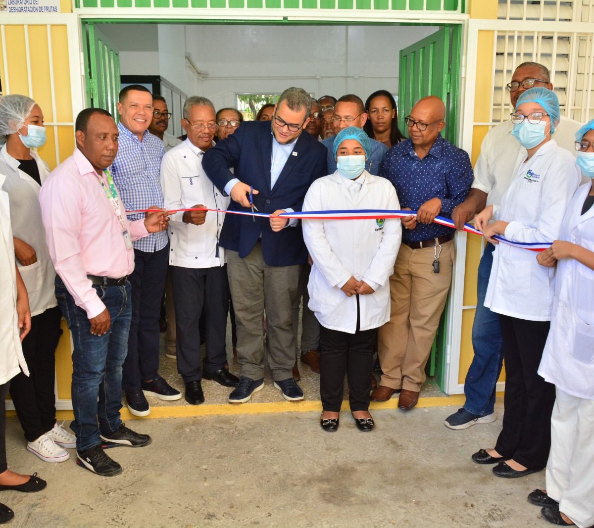 Director del FEDA inaugura laboratorio en Azua y dice ...