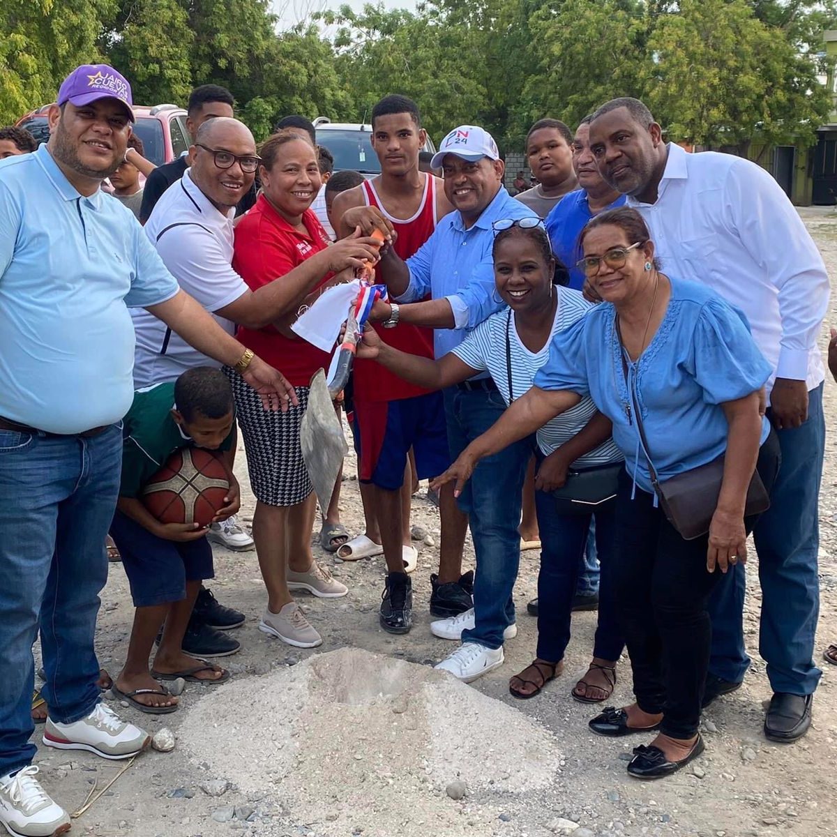 Alcaldía de Tamayo da primer palazo para la construcción de una cancha ...