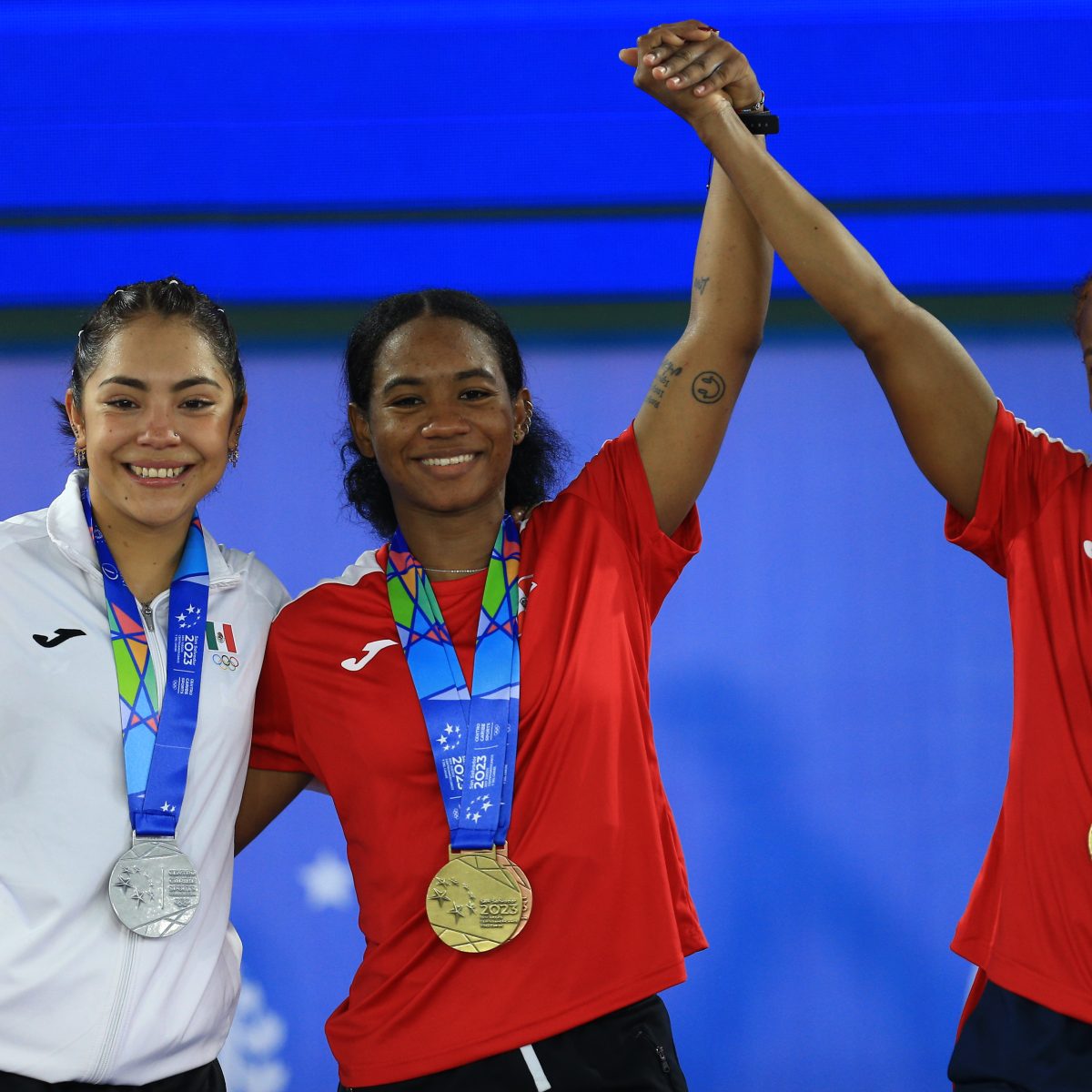 Las pesistas Pirón y Ortiz consiguen los primeros oros para República ...