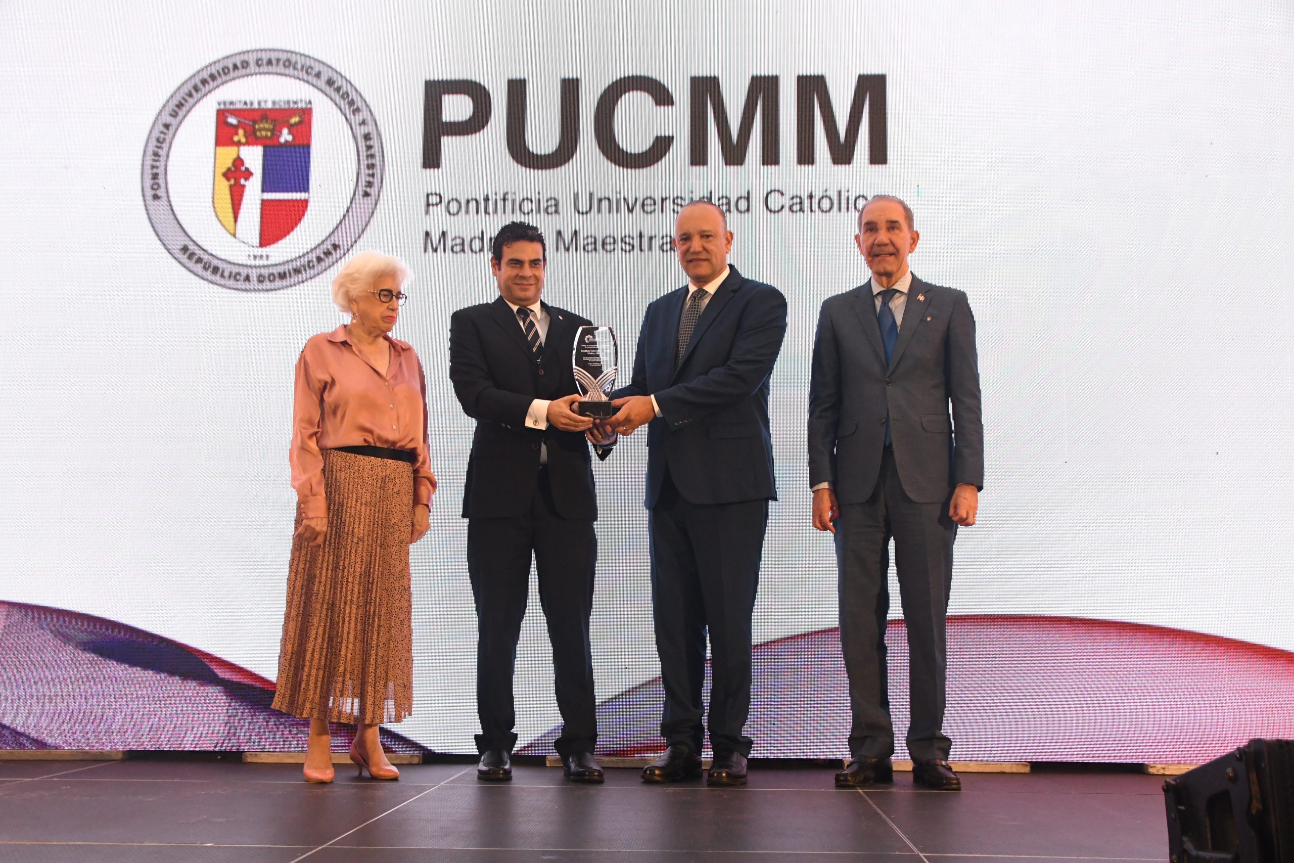 PROINDUSTRIA reconoce a la PUCMM con el Premio a la Excelencia – El ...