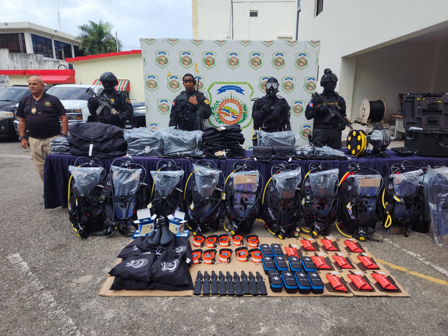 Entregan nuevos equipos a las unidades tácticas de la DNCD; dicen son ...
