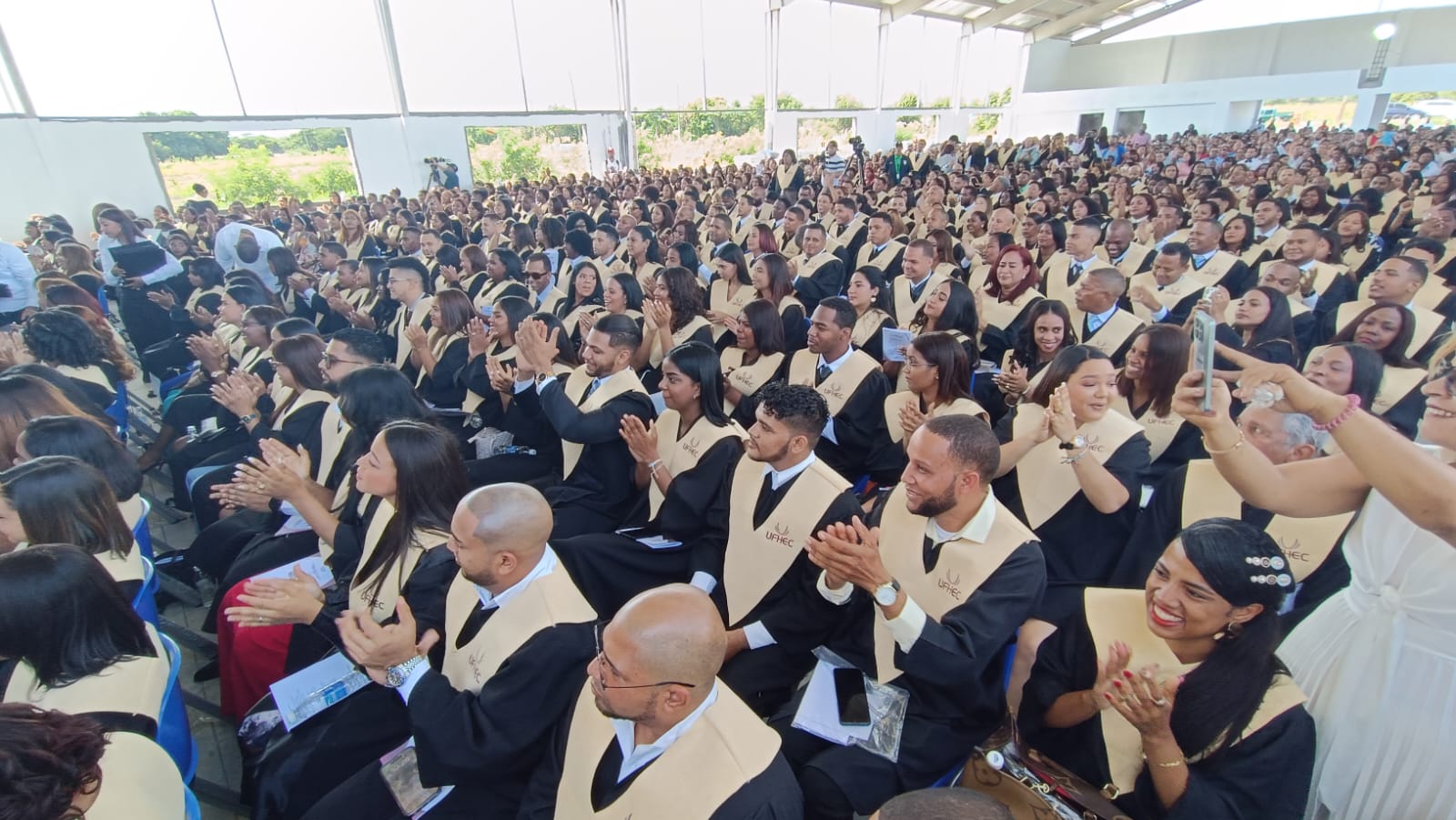 UFHEC gradúa a 631 nuevos profesionales en el sur; rector exhorta ...
