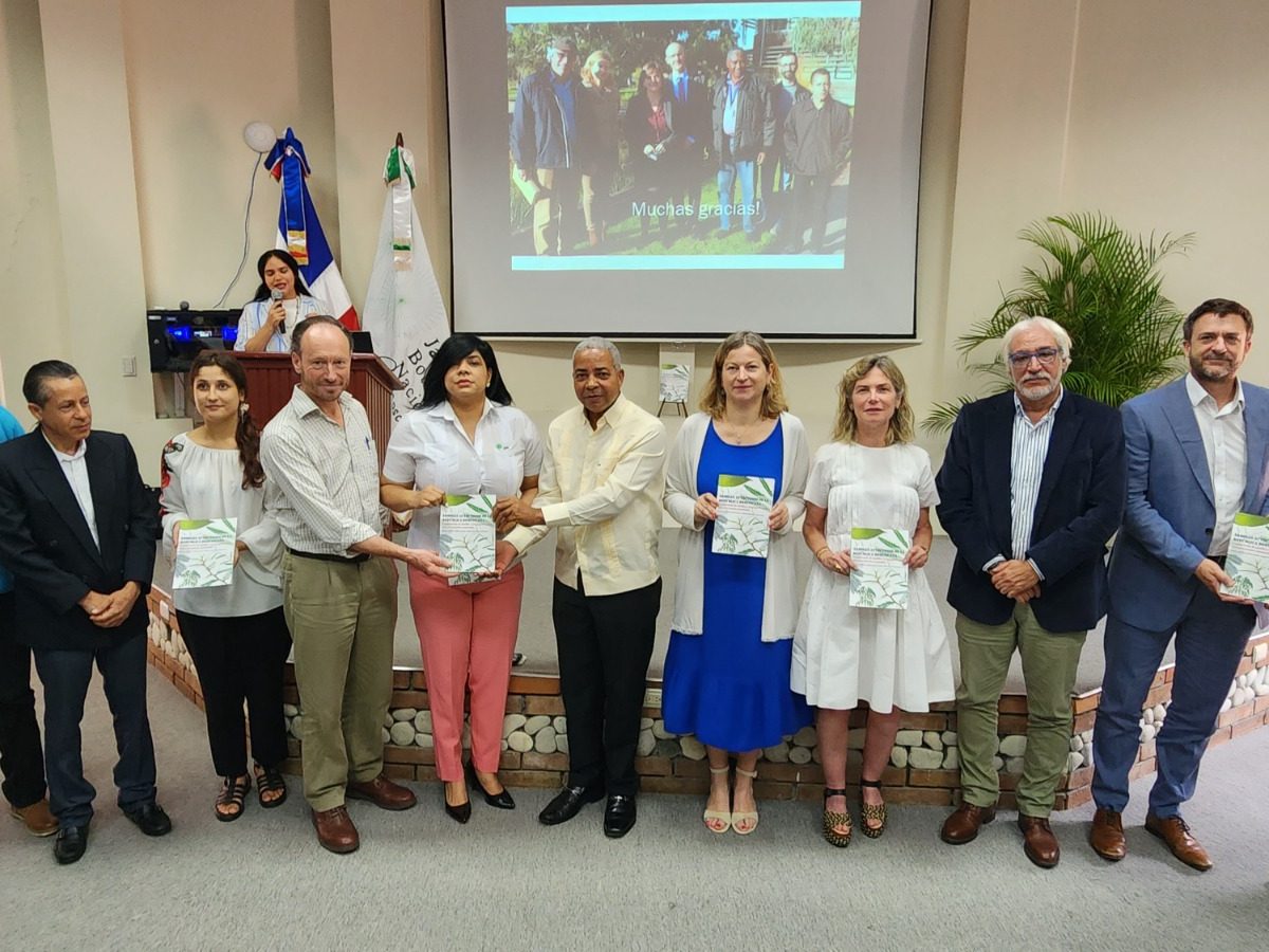 Jardines Botánicos ponen en circulación libro sobre Arboles Autóctonos ...