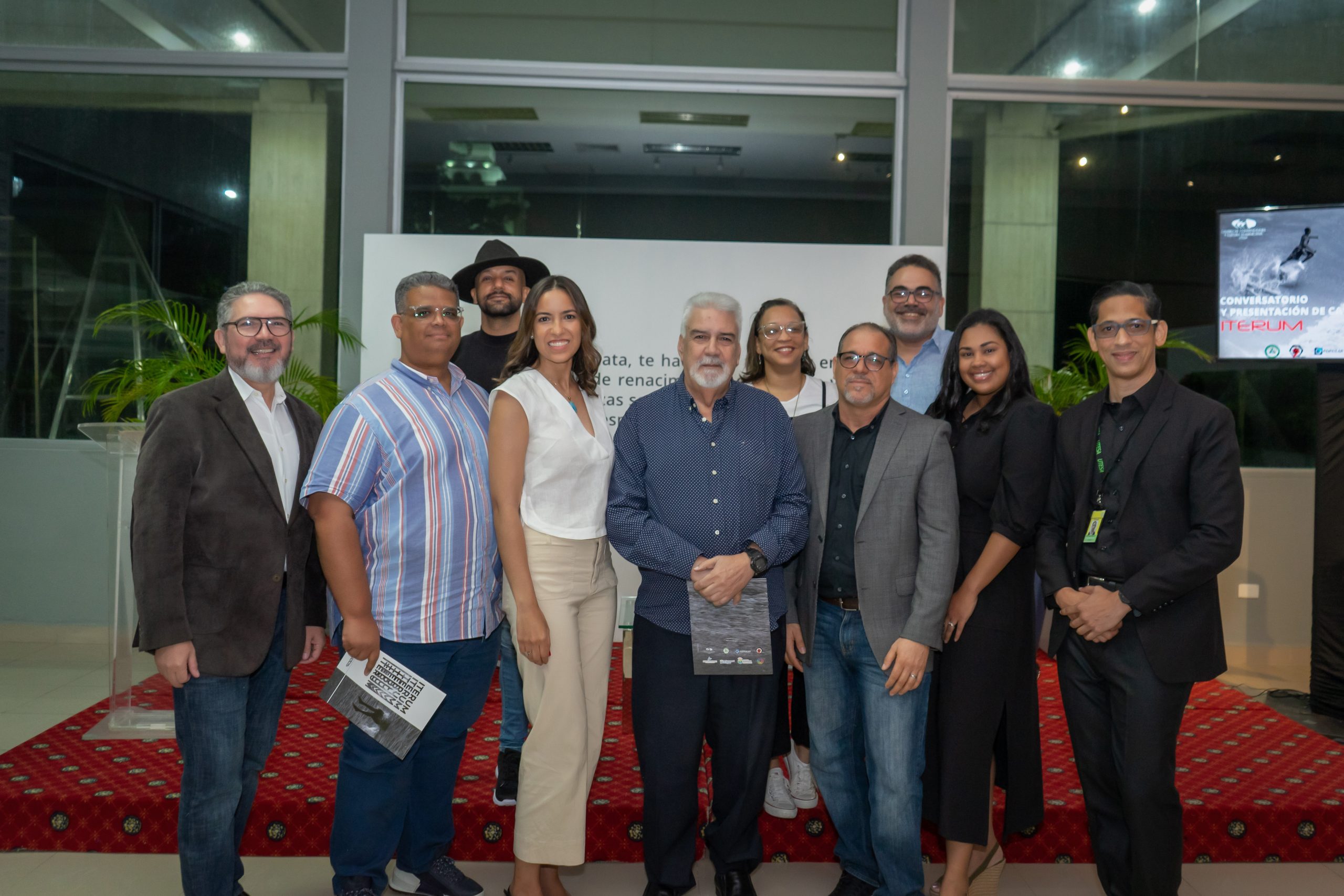 Centro de Convenciones UTESA clausura exposición Iterum y homenajea ...