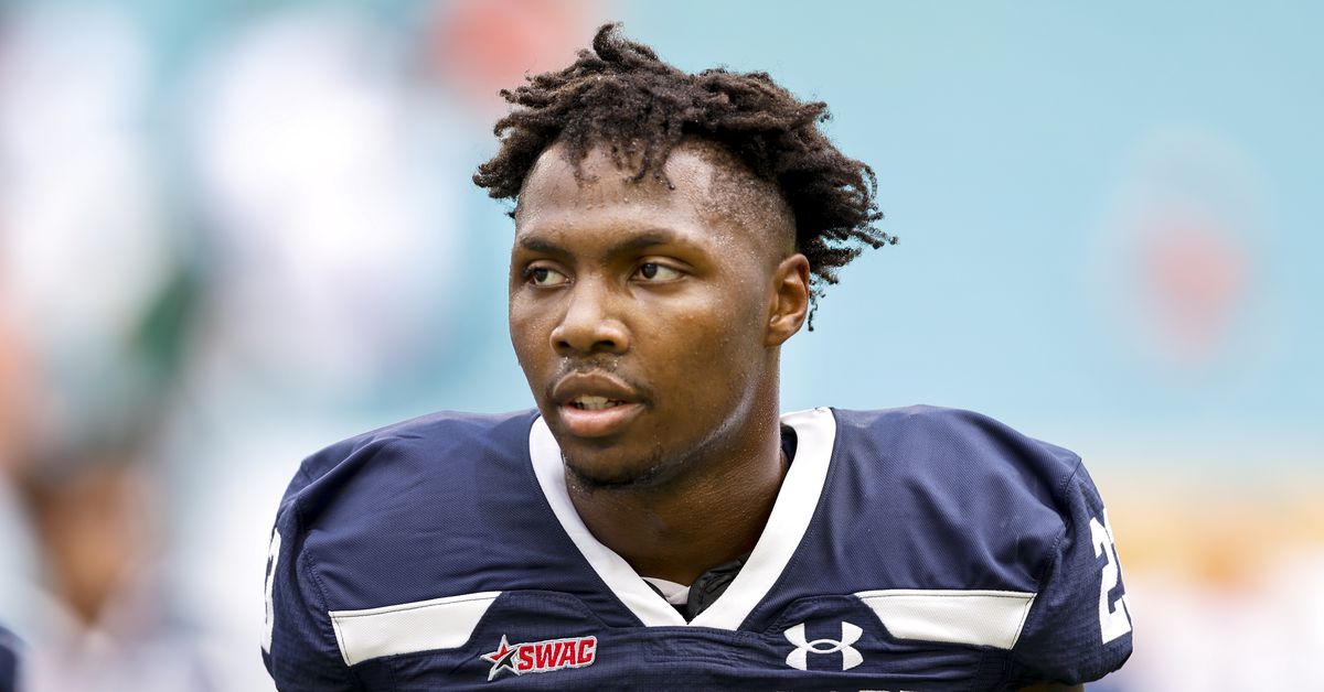 Pats reportan alta de Isaiah Bolden, quien quedó inconsciente en juego ...