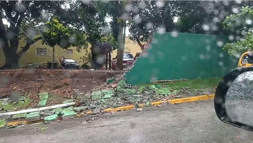 Lluvias provocadas por tormenta Franklin derriban verja perimetral ...