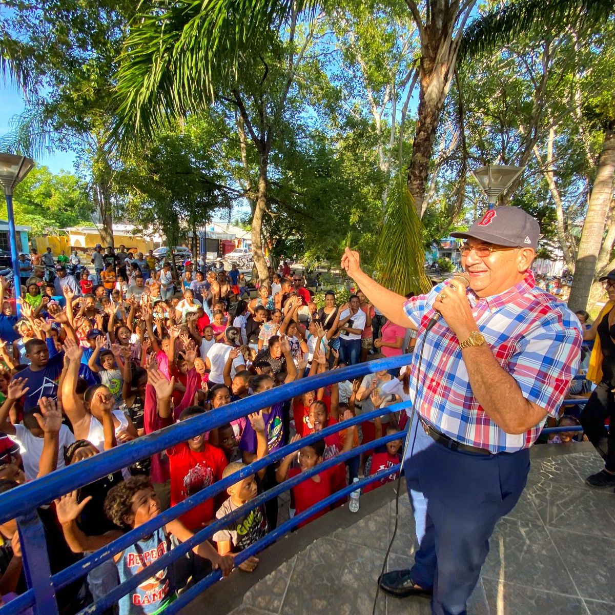 Senador Cristóbal Castillo reparte útiles escolares a niños pobres de ...