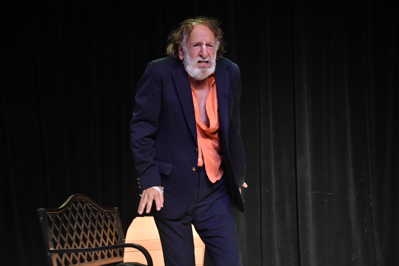 (VIDEO) El actor Rómulo Rivas vuelve a interpretar «El Hombre de la ...