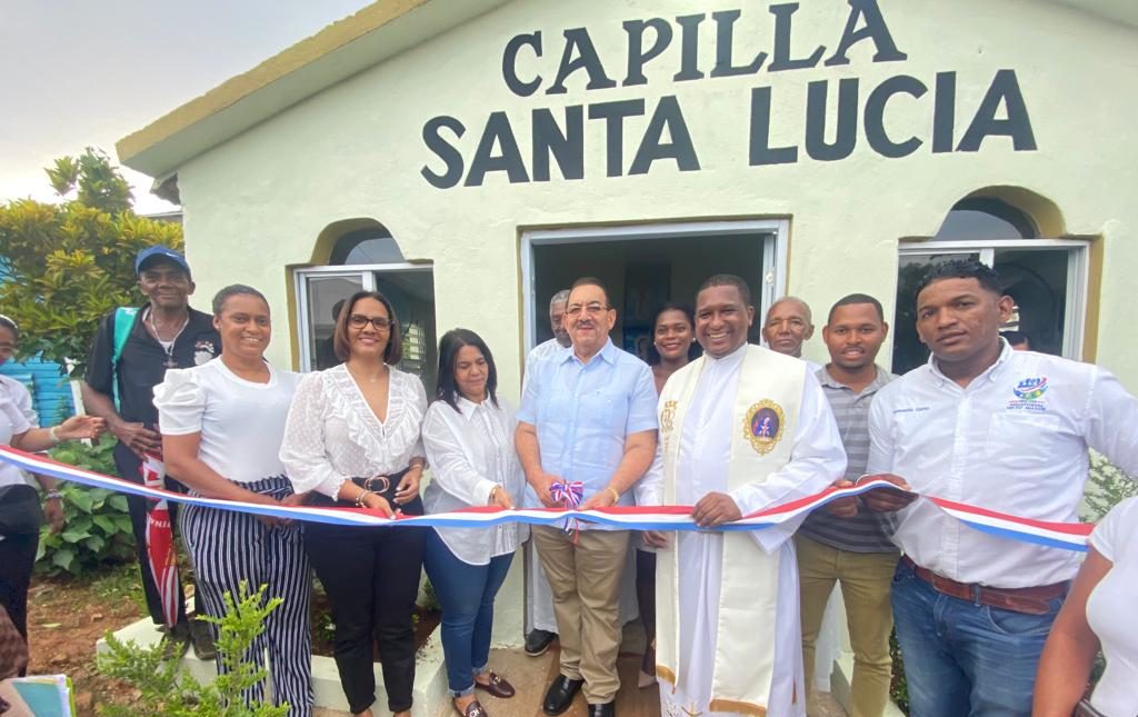 Senador Cristóbal Castillo construye capilla Santa Lucía en comunidad ...